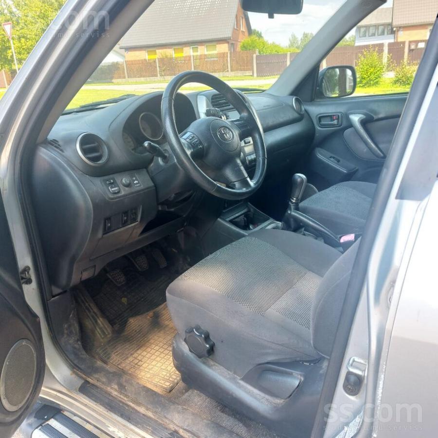 Grey Toyota RAV4 2005 in Bauska, with an engine capacity of 2.00 L and mileage of 270 thousand km for 2300 €, photo 8 on AUTOMOTO.COM.LV