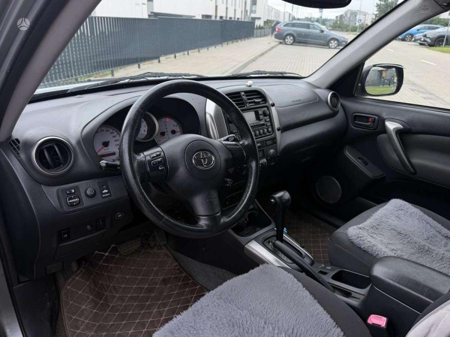 Pelēks Toyota RAV4 2005 Viļņa, ar dzinēja tilpumu 2.00 L un nobraukumu 250 tūkst. km par 3000 €, foto 17 vietnē AUTOMOTO.COM.LV