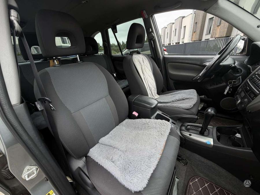 Pelēks Toyota RAV4 2005 Viļņa, ar dzinēja tilpumu 2.00 L un nobraukumu 250 tūkst. km par 3000 €, foto 18 vietnē AUTOMOTO.COM.LV