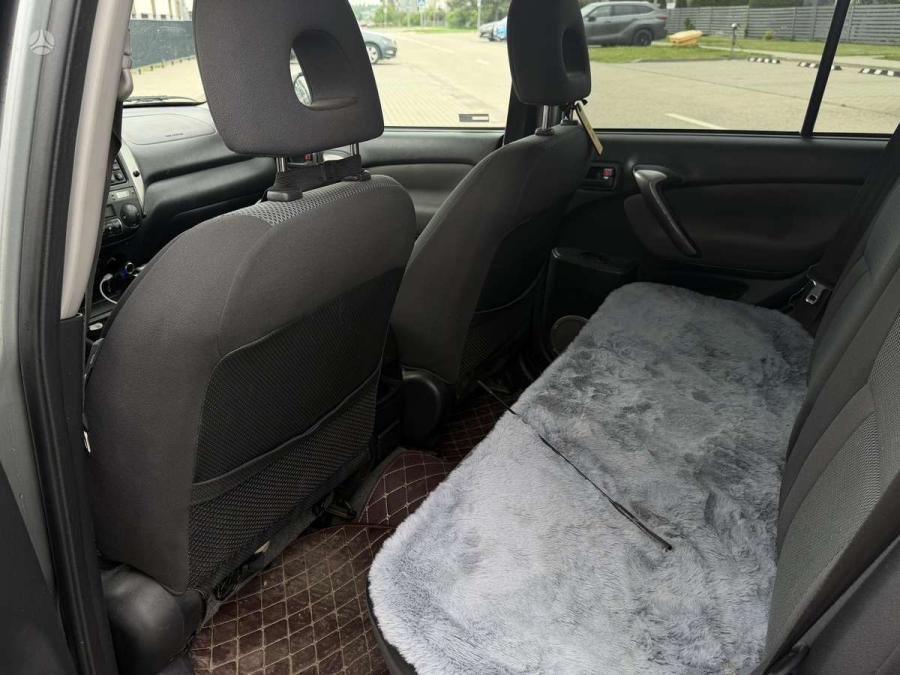 Pelēks Toyota RAV4 2005 Viļņa, ar dzinēja tilpumu 2.00 L un nobraukumu 250 tūkst. km par 3000 €, foto 20 vietnē AUTOMOTO.COM.LV