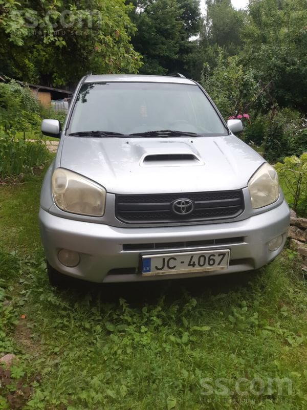 Grey Toyota RAV4 2005 in Cesis, with an engine capacity of 2.00 L and mileage of 335 thousand km for 1550 €, photo 1 on AUTOMOTO.COM.LV