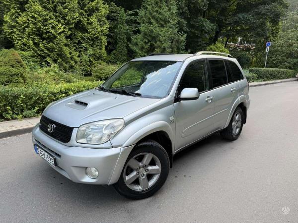 Pelēks Toyota RAV4 2005 Viļņa, ar dzinēja tilpumu 2.00 L un nobraukumu 200 tūkst. km par 2999 €, foto 1 vietnē AUTOMOTO.COM.LV