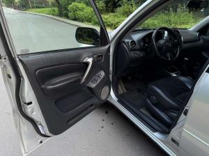 Grey Toyota RAV4 2005 in Vilnius, with an engine capacity of 2.00 L and mileage of 200 thousand km for 2999 €, photo 15 on AUTOMOTO.COM.LV
