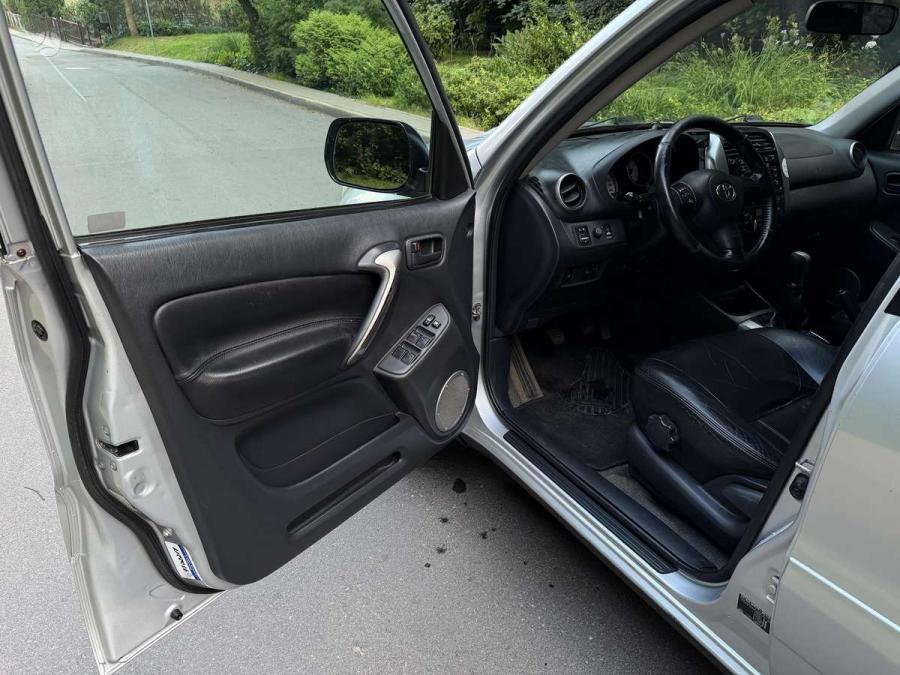 Grey Toyota RAV4 2005 in Vilnius, with an engine capacity of 2.00 L and mileage of 200 thousand km for 2999 €, photo 15 on AUTOMOTO.COM.LV