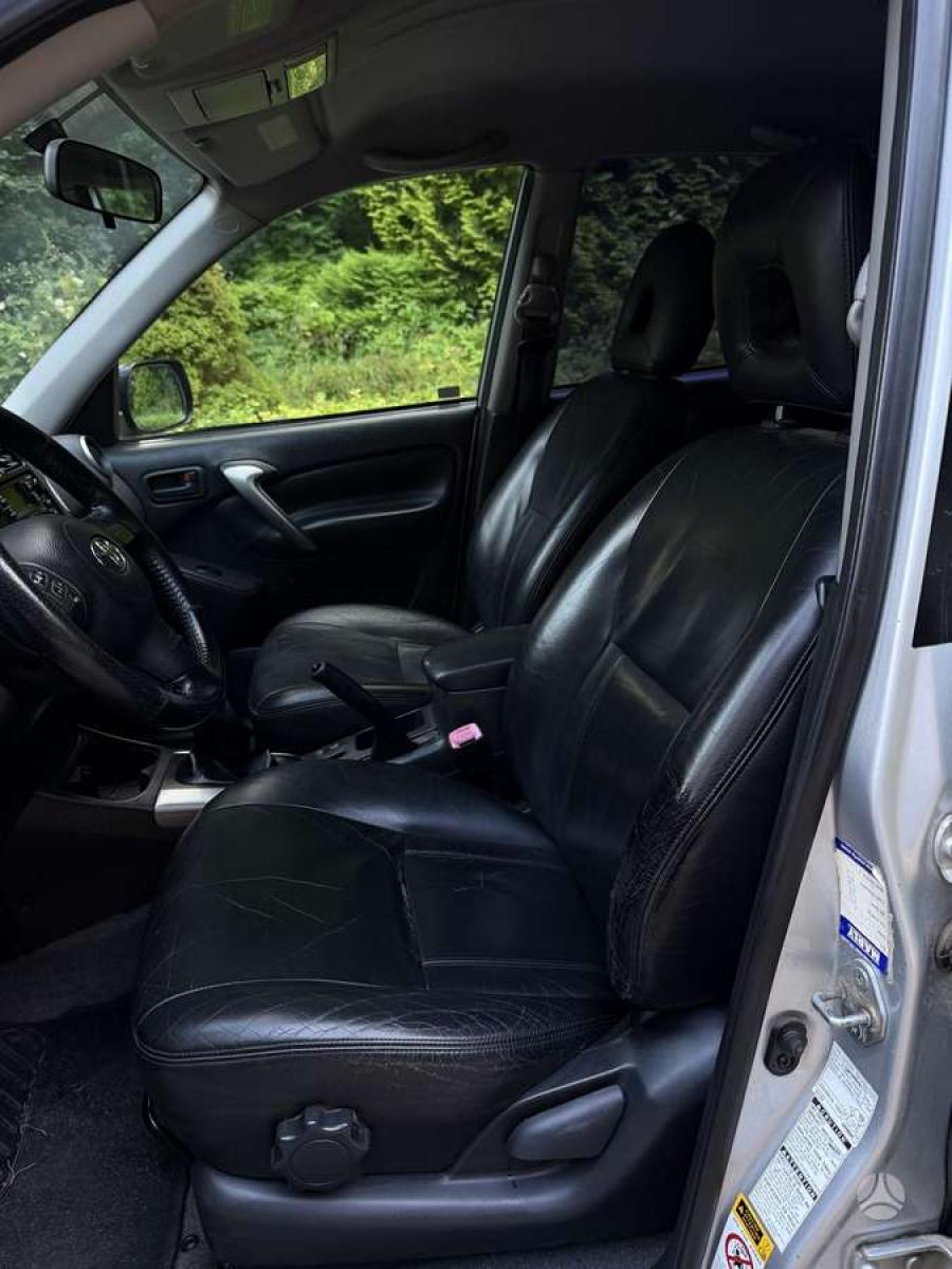 Grey Toyota RAV4 2005 in Vilnius, with an engine capacity of 2.00 L and mileage of 200 thousand km for 2999 €, photo 17 on AUTOMOTO.COM.LV