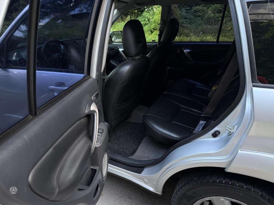 Grey Toyota RAV4 2005 in Vilnius, with an engine capacity of 2.00 L and mileage of 200 thousand km for 2999 €, photo 18 on AUTOMOTO.COM.LV