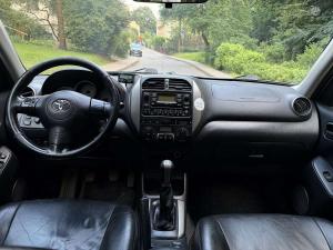 Grey Toyota RAV4 2005 in Vilnius, with an engine capacity of 2.00 L and mileage of 200 thousand km for 2999 €, photo 20 on AUTOMOTO.COM.LV