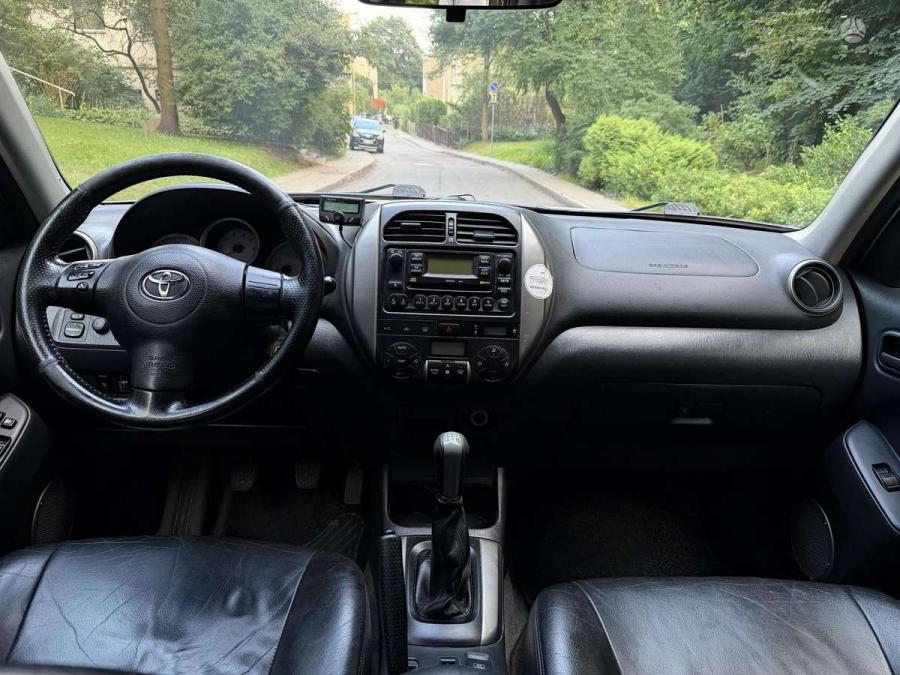 Grey Toyota RAV4 2005 in Vilnius, with an engine capacity of 2.00 L and mileage of 200 thousand km for 2999 €, photo 20 on AUTOMOTO.COM.LV