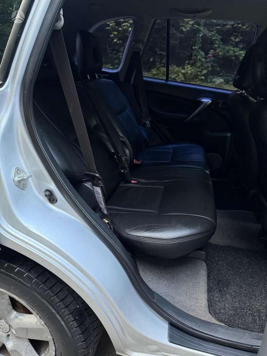 Grey Toyota RAV4 2005 in Vilnius, with an engine capacity of 2.00 L and mileage of 200 thousand km for 2999 €, photo 22 on AUTOMOTO.COM.LV