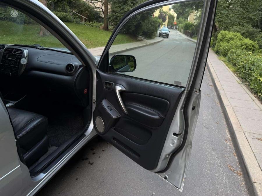 Grey Toyota RAV4 2005 in Vilnius, with an engine capacity of 2.00 L and mileage of 200 thousand km for 2999 €, photo 23 on AUTOMOTO.COM.LV