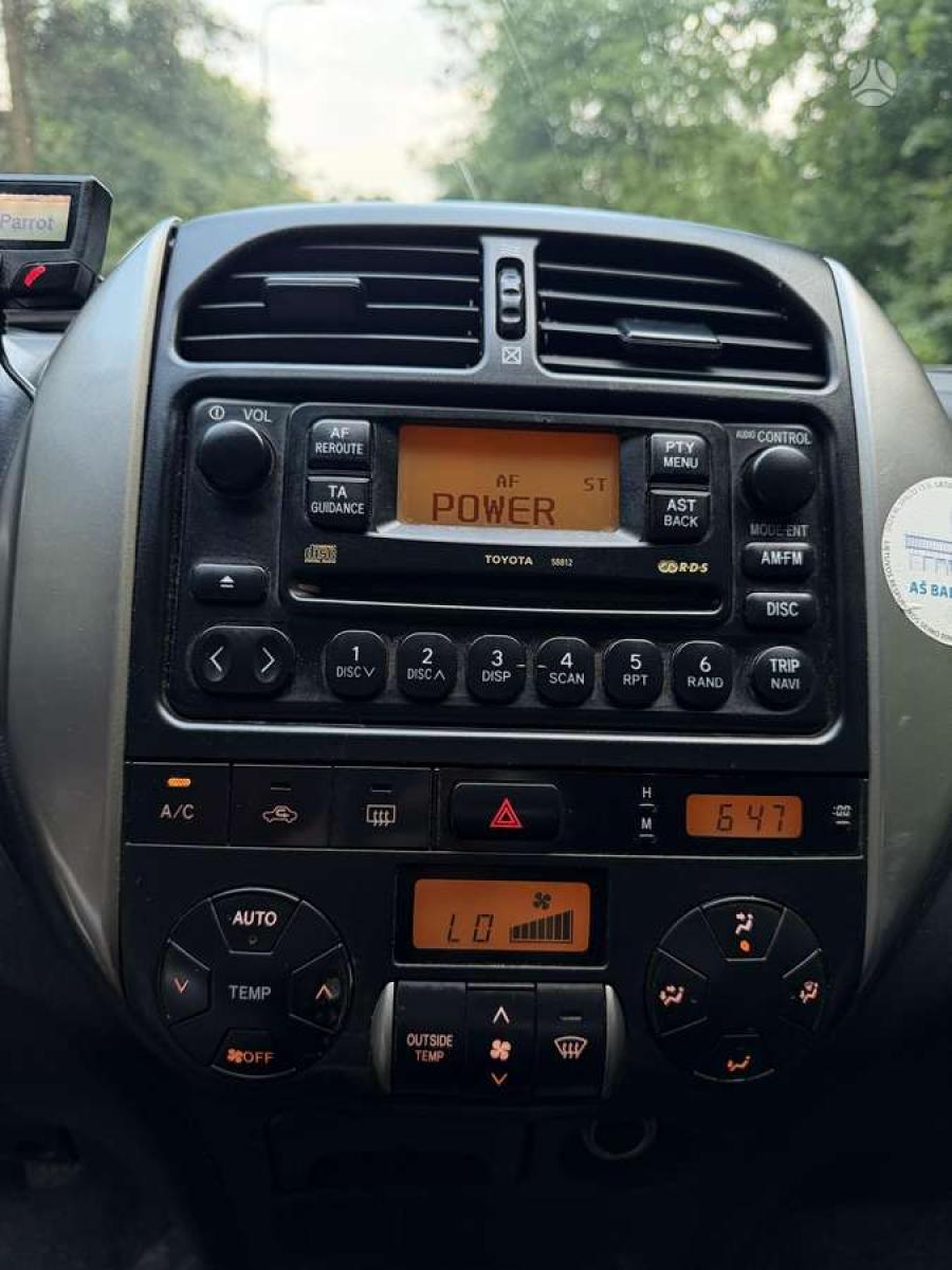 Grey Toyota RAV4 2005 in Vilnius, with an engine capacity of 2.00 L and mileage of 200 thousand km for 2999 €, photo 25 on AUTOMOTO.COM.LV