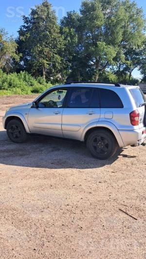 Pelēks Toyota RAV4 2005 Daugavpils, ar dzinēja tilpumu 2.00 L un nobraukumu 244 tūkst. km par 1850 €, foto 13 vietnē AUTOMOTO.COM.LV