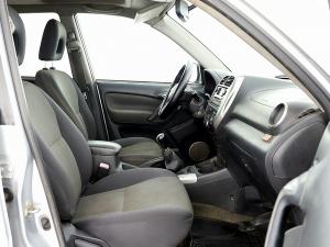Pelēks Toyota RAV4 2005 Tallina, ar dzinēja tilpumu 2.00 L un nobraukumu 267 tūkst. km par 2299 €, foto 7 vietnē AUTOMOTO.COM.LV