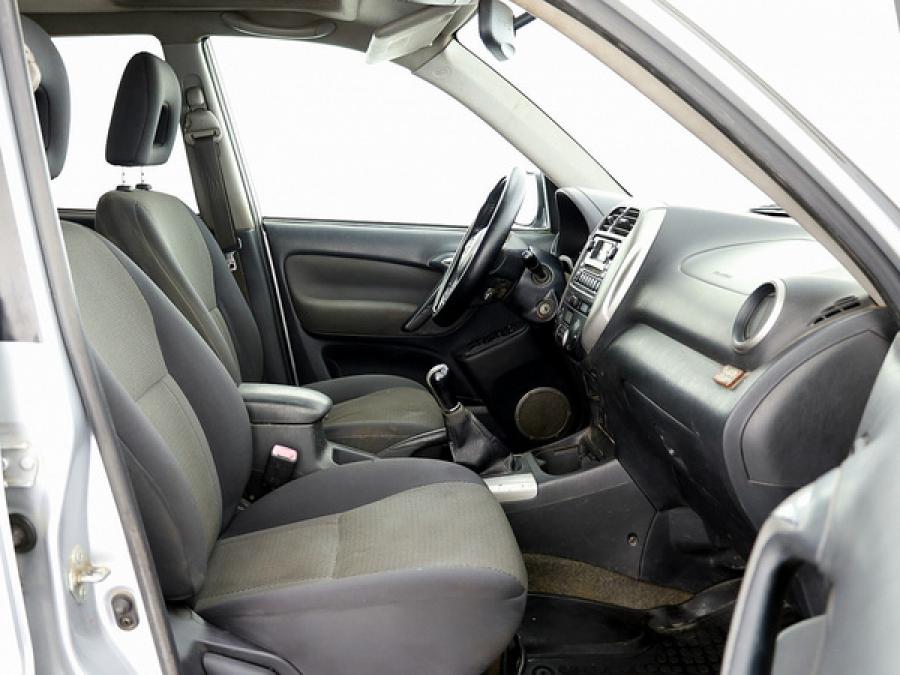 Pelēks Toyota RAV4 2005 Tallina, ar dzinēja tilpumu 2.00 L un nobraukumu 267 tūkst. km par 2299 €, foto 7 vietnē AUTOMOTO.COM.LV