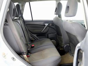 Pelēks Toyota RAV4 2005 Tallina, ar dzinēja tilpumu 2.00 L un nobraukumu 267 tūkst. km par 2299 €, foto 8 vietnē AUTOMOTO.COM.LV
