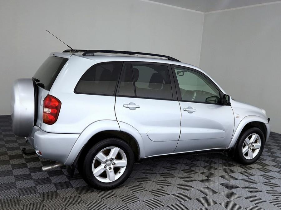 Pelēks Toyota RAV4 2005 Tallina, ar dzinēja tilpumu 2.00 L un nobraukumu 267 tūkst. km par 2299 €, foto 12 vietnē AUTOMOTO.COM.LV