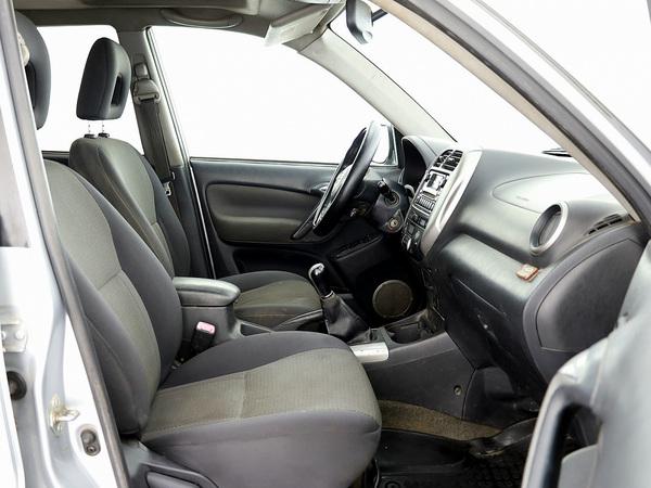 Grey Toyota RAV4 2005 in Tallinn, with an engine capacity of 2.00 L and mileage of 267 thousand km for 2299 €, photo 7 on AUTOMOTO.COM.LV