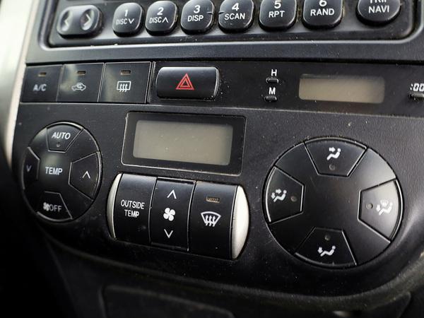 Grey Toyota RAV4 2005 in Tallinn, with an engine capacity of 2.00 L and mileage of 267 thousand km for 2299 €, photo 9 on AUTOMOTO.COM.LV