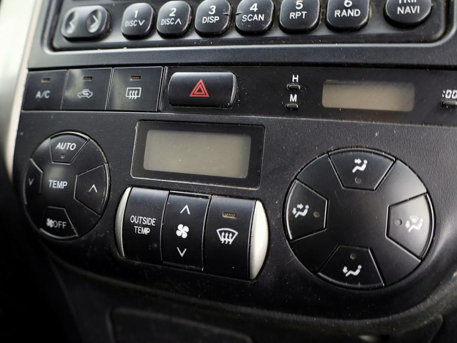 Grey Toyota RAV4 2005 in Tallinn, with an engine capacity of 2.00 L and mileage of 267 thousand km for 2299 €, photo 17 on AUTOMOTO.COM.LV