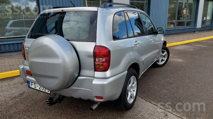 Grey Toyota RAV4 2005 in Riga, with an engine capacity of 2.00 L and mileage of 232 thousand km for 2950 €, photo 6 on AUTOMOTO.COM.LV