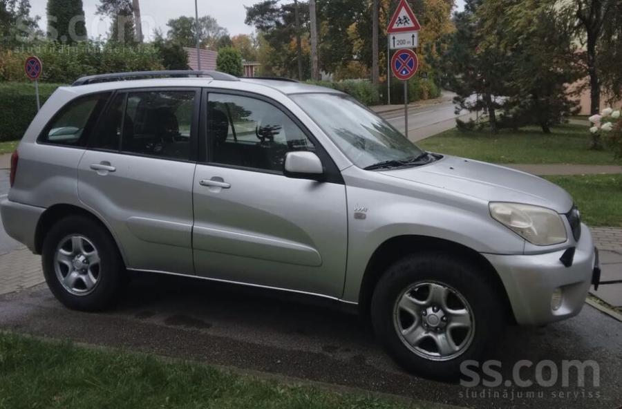 Grey Toyota RAV4 2005 in Ogre, with an engine capacity of 1.80 L and mileage of 214 thousand km for 2900 €, photo 1 on AUTOMOTO.COM.LV