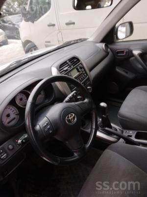 Grey Toyota RAV4 2005 in Ogre, with an engine capacity of 1.80 L and mileage of 214 thousand km for 2900 €, photo 4 on AUTOMOTO.COM.LV