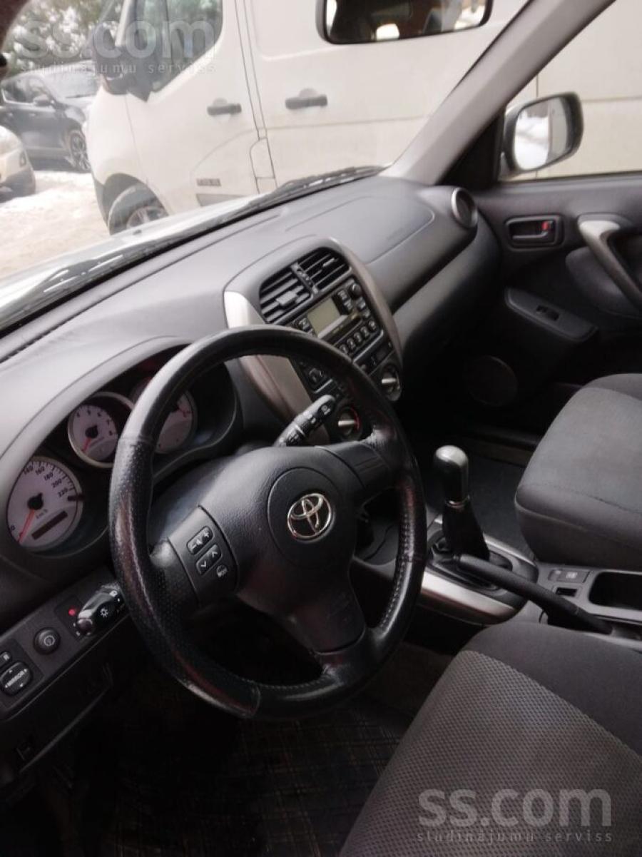 Pelēks Toyota RAV4 2005 Ogre, ar dzinēja tilpumu 1.80 L un nobraukumu 214 tūkst. km par 2900 €, foto 4 vietnē AUTOMOTO.COM.LV