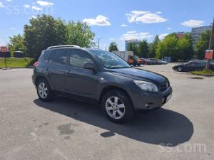 Grey Toyota RAV4 2006 in Riga, with an engine capacity of 2.20 L and mileage of 235 thousand km for 3450 €, photo 1 on AUTOMOTO.COM.LV