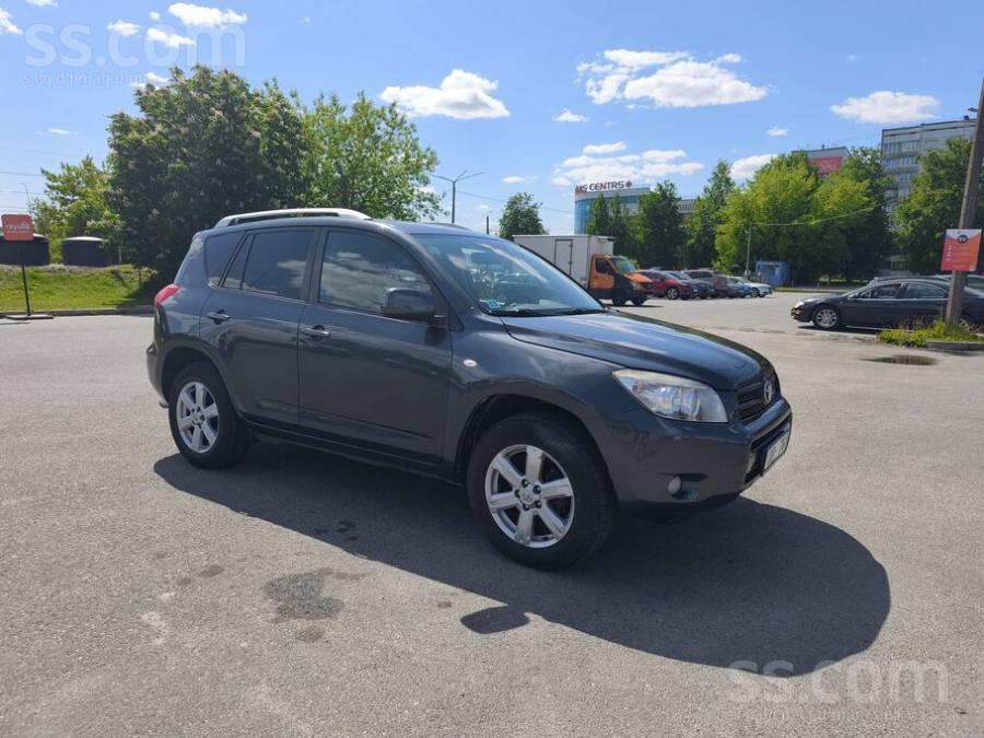 Grey Toyota RAV4 2006 in Riga, with an engine capacity of 2.20 L and mileage of 235 thousand km for 3450 €, photo 1 on AUTOMOTO.COM.LV