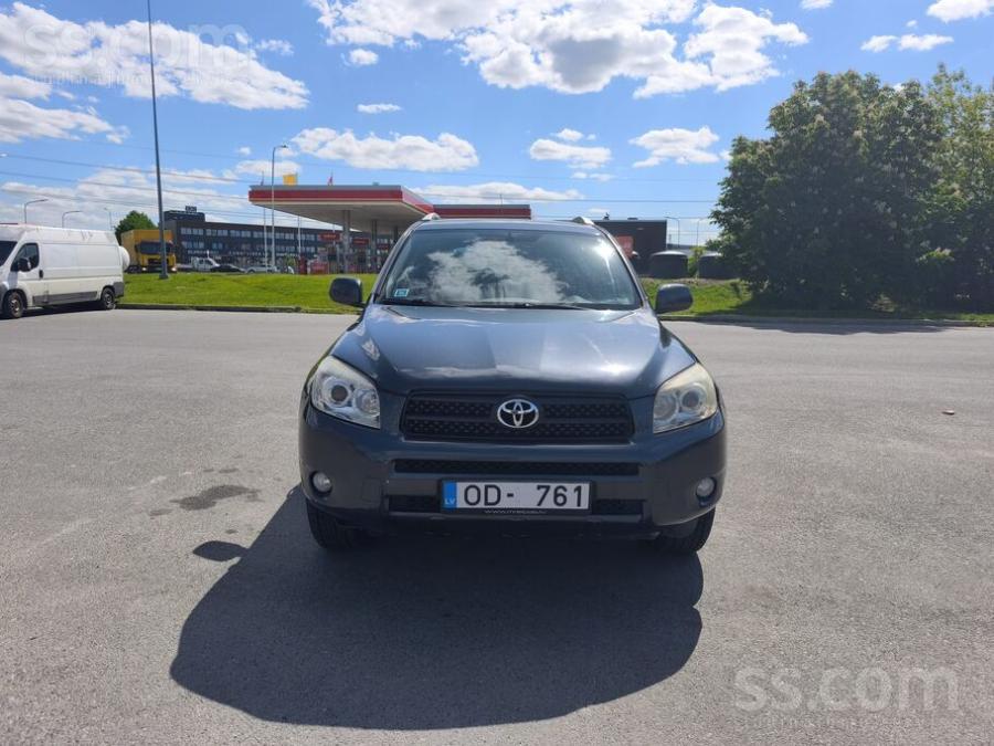 Grey Toyota RAV4 2006 in Riga, with an engine capacity of 2.20 L and mileage of 235 thousand km for 3450 €, photo 2 on AUTOMOTO.COM.LV