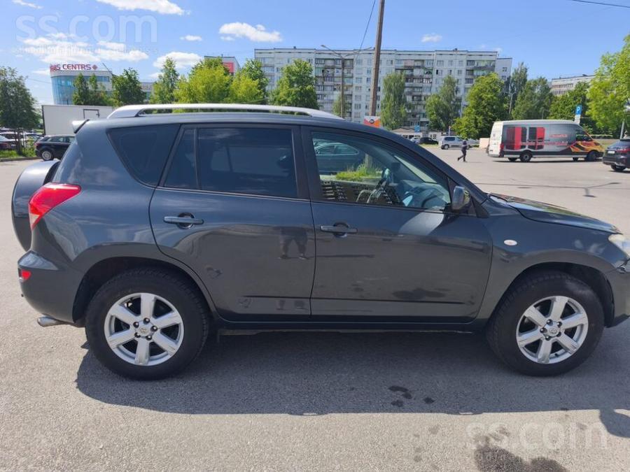 Grey Toyota RAV4 2006 in Riga, with an engine capacity of 2.20 L and mileage of 235 thousand km for 3450 €, photo 4 on AUTOMOTO.COM.LV