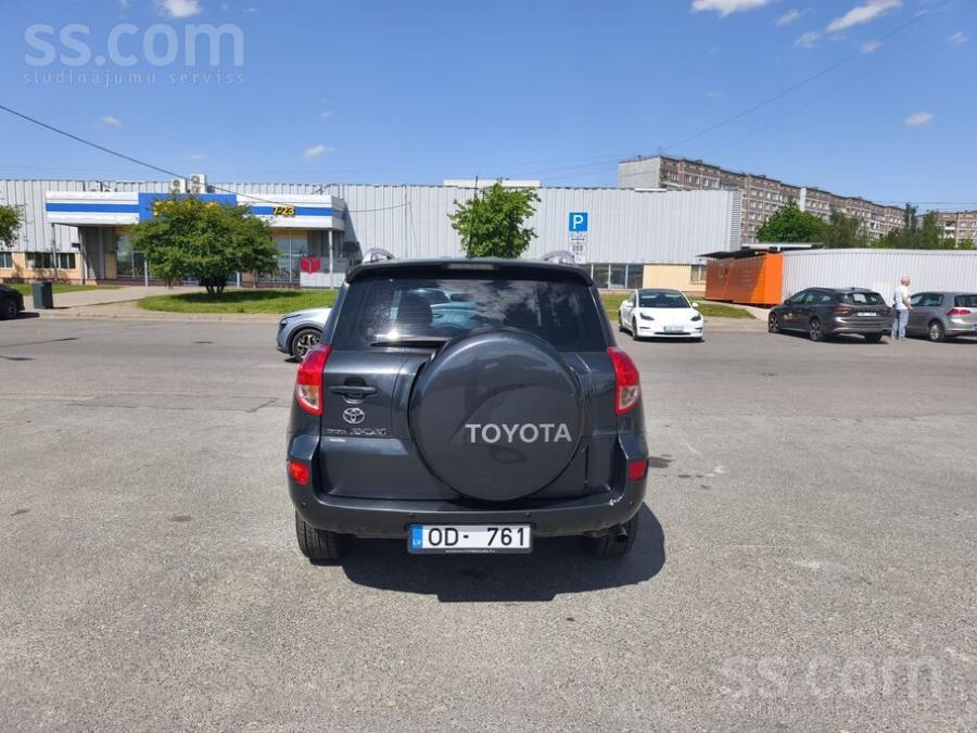 Grey Toyota RAV4 2006 in Riga, with an engine capacity of 2.20 L and mileage of 235 thousand km for 3450 €, photo 7 on AUTOMOTO.COM.LV