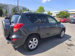Grey Toyota RAV4 2006 in Riga, with an engine capacity of 2.20 L and mileage of 235 thousand km for 3450 €, photo 8 on AUTOMOTO.COM.LV