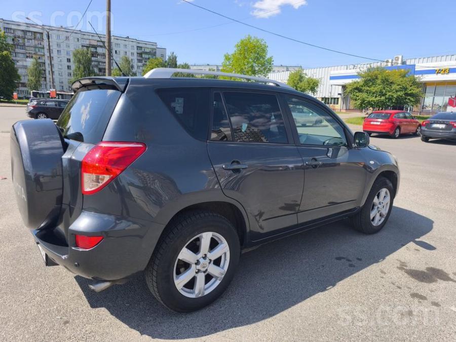 Grey Toyota RAV4 2006 in Riga, with an engine capacity of 2.20 L and mileage of 235 thousand km for 3450 €, photo 8 on AUTOMOTO.COM.LV