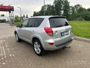 Grey Toyota RAV4 2006 in Jelgava, with an engine capacity of 2.20 L and mileage of 307 thousand km for 4800 €, photo 1 on AUTOMOTO.COM.LV