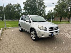 Grey Toyota RAV4 2006 in Jelgava, with an engine capacity of 2.20 L and mileage of 307 thousand km for 4800 €, photo 3 on AUTOMOTO.COM.LV