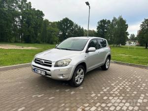 Grey Toyota RAV4 2006 in Jelgava, with an engine capacity of 2.20 L and mileage of 307 thousand km for 4800 €, photo 4 on AUTOMOTO.COM.LV