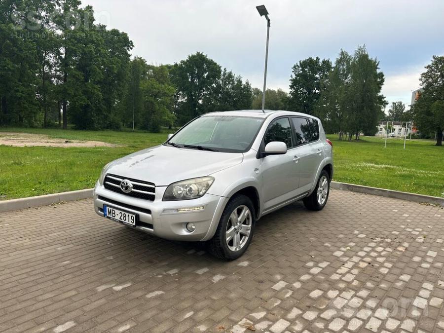 Grey Toyota RAV4 2006 in Jelgava, with an engine capacity of 2.20 L and mileage of 307 thousand km for 4800 €, photo 4 on AUTOMOTO.COM.LV