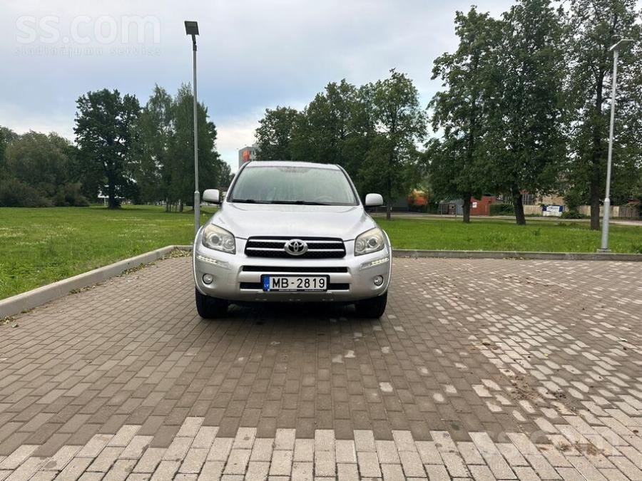 Grey Toyota RAV4 2006 in Jelgava, with an engine capacity of 2.20 L and mileage of 307 thousand km for 4800 €, photo 5 on AUTOMOTO.COM.LV
