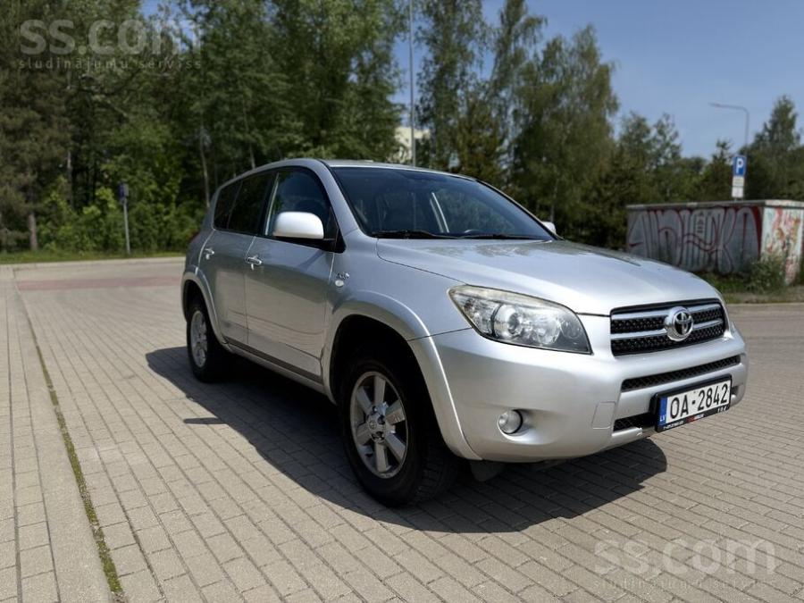 Grey Toyota RAV4 2006 in Liepaja, with an engine capacity of 2.20 L and mileage of 225 thousand km for 3990 €, photo 2 on AUTOMOTO.COM.LV