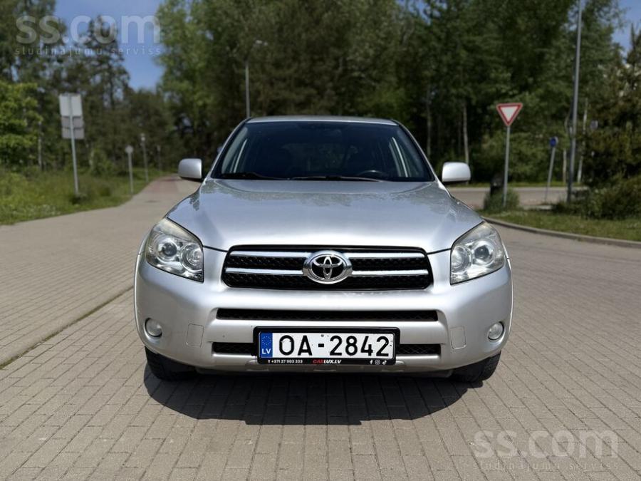 Grey Toyota RAV4 2006 in Liepaja, with an engine capacity of 2.20 L and mileage of 225 thousand km for 3990 €, photo 3 on AUTOMOTO.COM.LV
