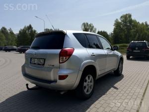 Grey Toyota RAV4 2006 in Liepaja, with an engine capacity of 2.20 L and mileage of 225 thousand km for 3990 €, photo 4 on AUTOMOTO.COM.LV