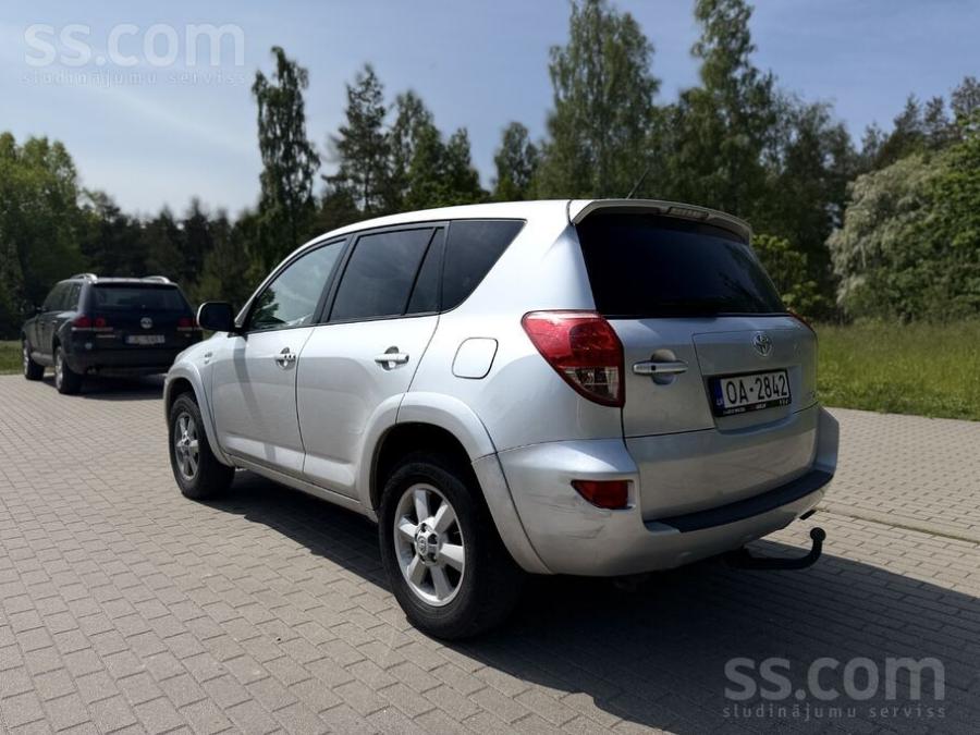Grey Toyota RAV4 2006 in Liepaja, with an engine capacity of 2.20 L and mileage of 225 thousand km for 3990 €, photo 5 on AUTOMOTO.COM.LV