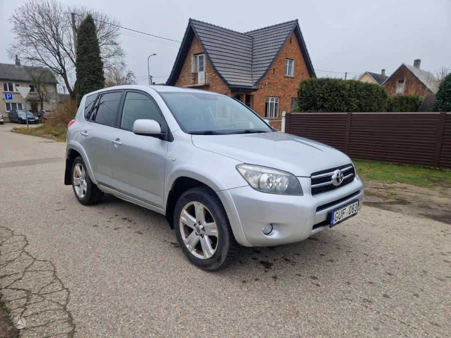 Pelēks Toyota RAV4 2006 Alīta, ar dzinēja tilpumu 2.20 L un nobraukumu 45 tūkst. km par 3199 €, foto 1 vietnē AUTOMOTO.COM.LV