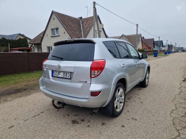 Pelēks Toyota RAV4 2006 Alīta, ar dzinēja tilpumu 2.20 L un nobraukumu 45 tūkst. km par 3199 €, foto 2 vietnē AUTOMOTO.COM.LV