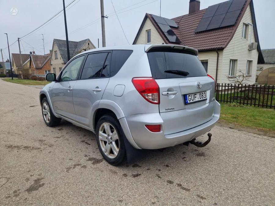 Pelēks Toyota RAV4 2006 Alīta, ar dzinēja tilpumu 2.20 L un nobraukumu 45 tūkst. km par 3199 €, foto 4 vietnē AUTOMOTO.COM.LV