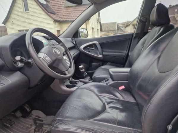 Pelēks Toyota RAV4 2006 Alīta, ar dzinēja tilpumu 2.20 L un nobraukumu 45 tūkst. km par 3199 €, foto 8 vietnē AUTOMOTO.COM.LV