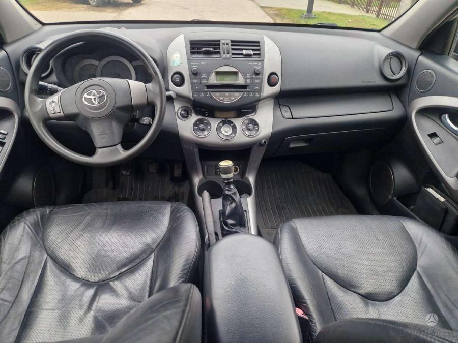 Pelēks Toyota RAV4 2006 Alīta, ar dzinēja tilpumu 2.20 L un nobraukumu 45 tūkst. km par 3199 €, foto 9 vietnē AUTOMOTO.COM.LV