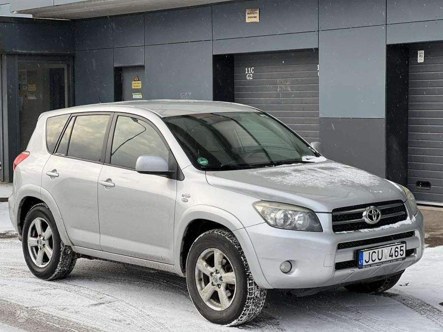 Pelēks Toyota RAV4 2006 Viļņa, ar dzinēja tilpumu 2.23 L un nobraukumu 256 tūkst. km par 2200 €, foto 1 vietnē AUTOMOTO.COM.LV