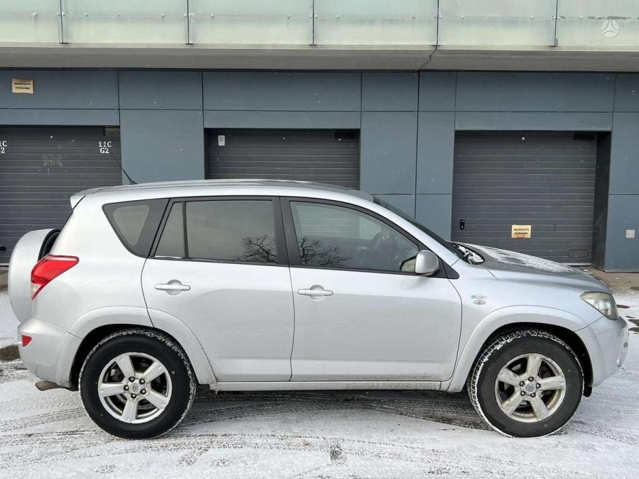Pelēks Toyota RAV4 2006 Viļņa, ar dzinēja tilpumu 2.23 L un nobraukumu 256 tūkst. km par 2200 €, foto 2 vietnē AUTOMOTO.COM.LV